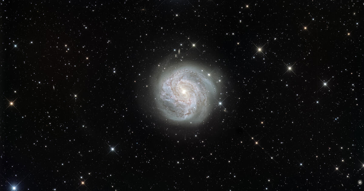 Southern Pinwheel Galaxy (M83) | Telescope Live